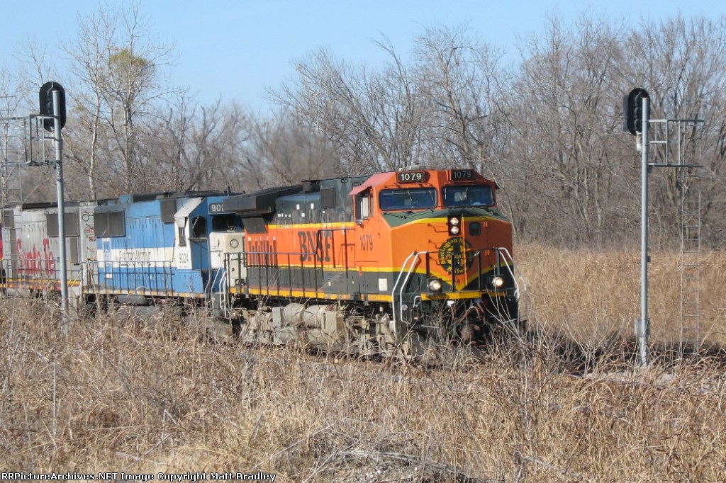 BNSF 1079 cutting through the dead grass